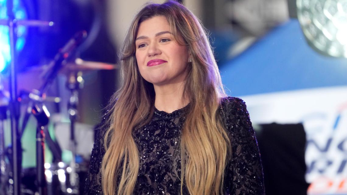 Kelly Clarkson delays Vegas residency debut, citing vocal strain ...