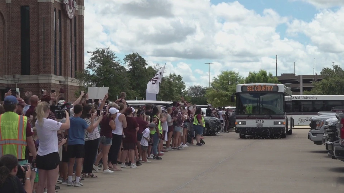 Fans welcome Aggie Baseball back home after College World Series ...