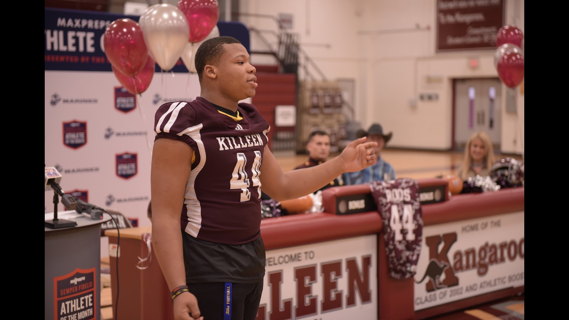 Killeen High School football player presented Marine award | kcentv.com