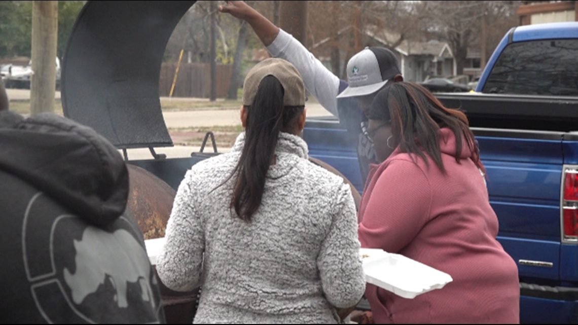 Temple volunteers make Thanksgiving dinner for homeless | kcentv.com