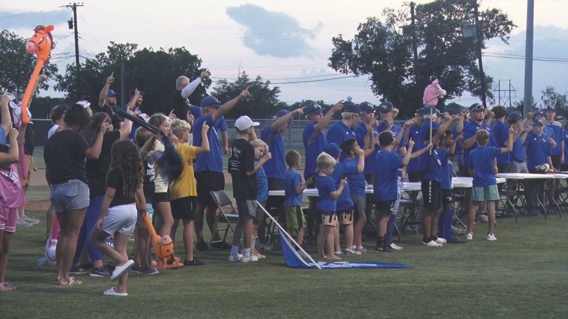 Robinson baseball embraces community support ahead of title game ...
