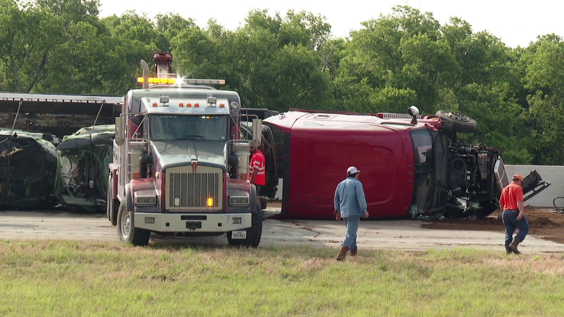 Major crash closes lane on texas interstate | kcentv.com