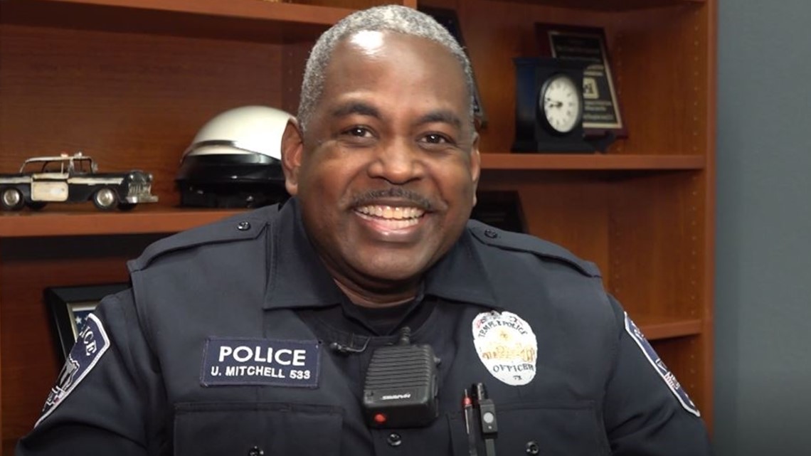 Texas police officer serves as middle school substitute teacher ...