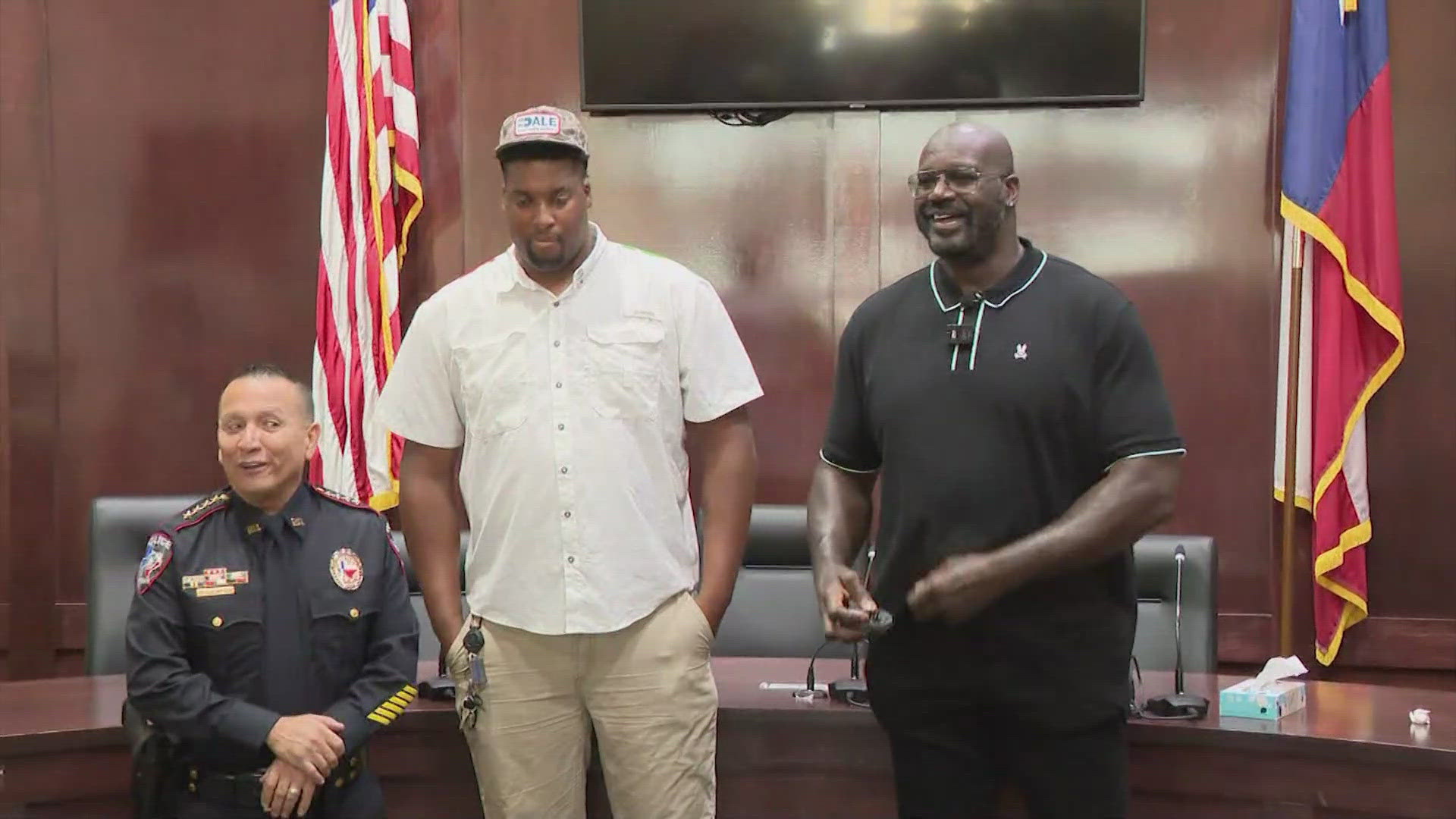 Shaquille O' Neal lends a hand to aspiring 'tallest cop in Texas ...